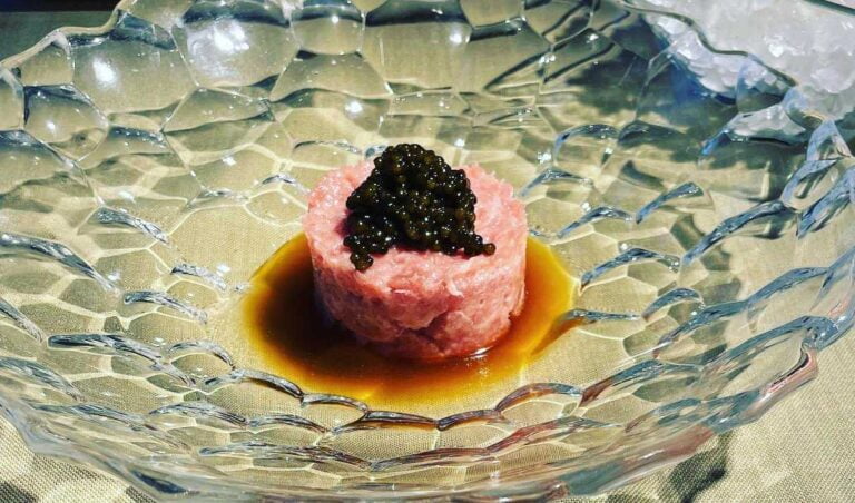 Tartar de toro con caviar Caspian Pearl - El plato de Piqué